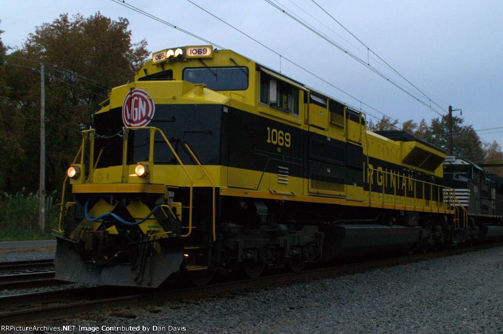 NS SD70ACe 1069 "Virginian" leads K040-17